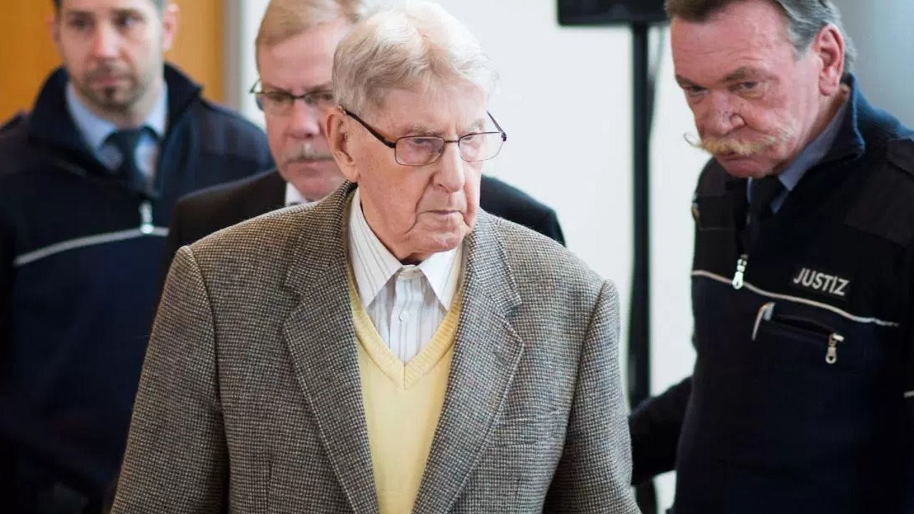 Ex-guarda de Auschwitz é condenado a cinco anos de prisão na Alemanha