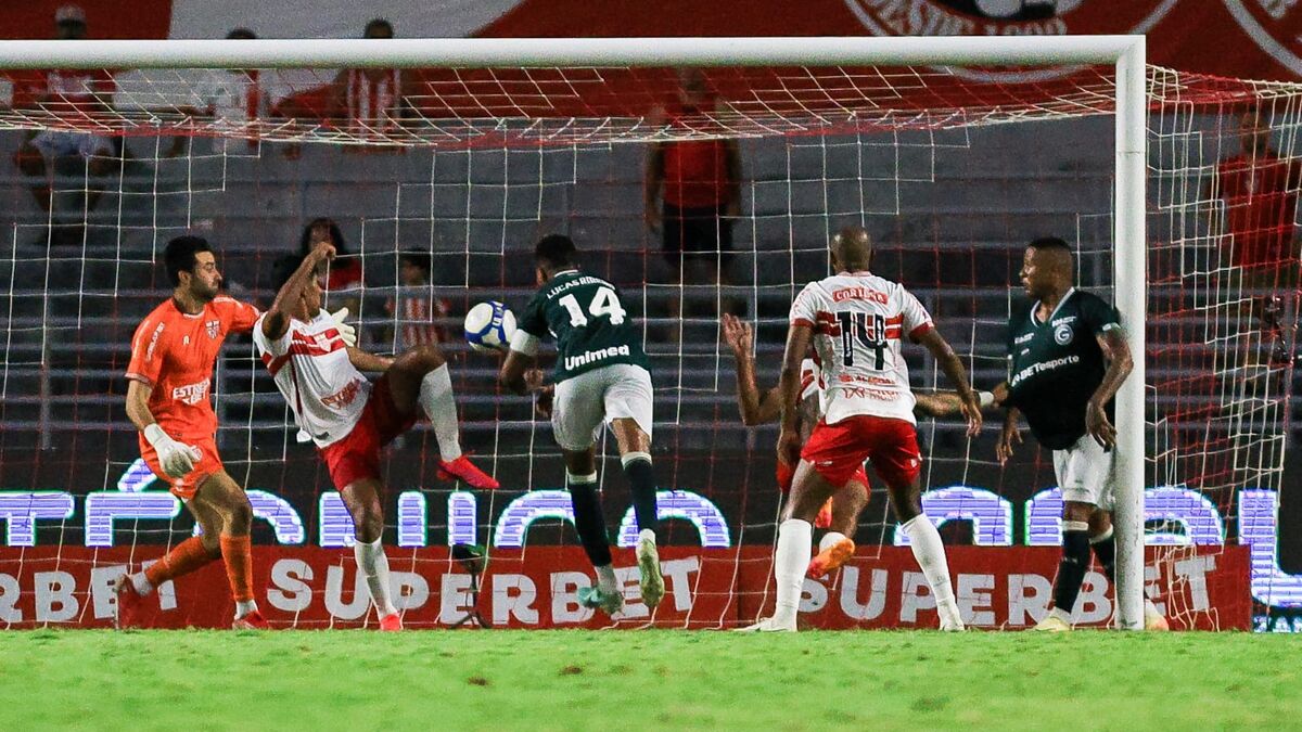 CRB perde para o Goiás nos acréscimos e chances de rebaixamento aumentam: Galo pode cair na ...
