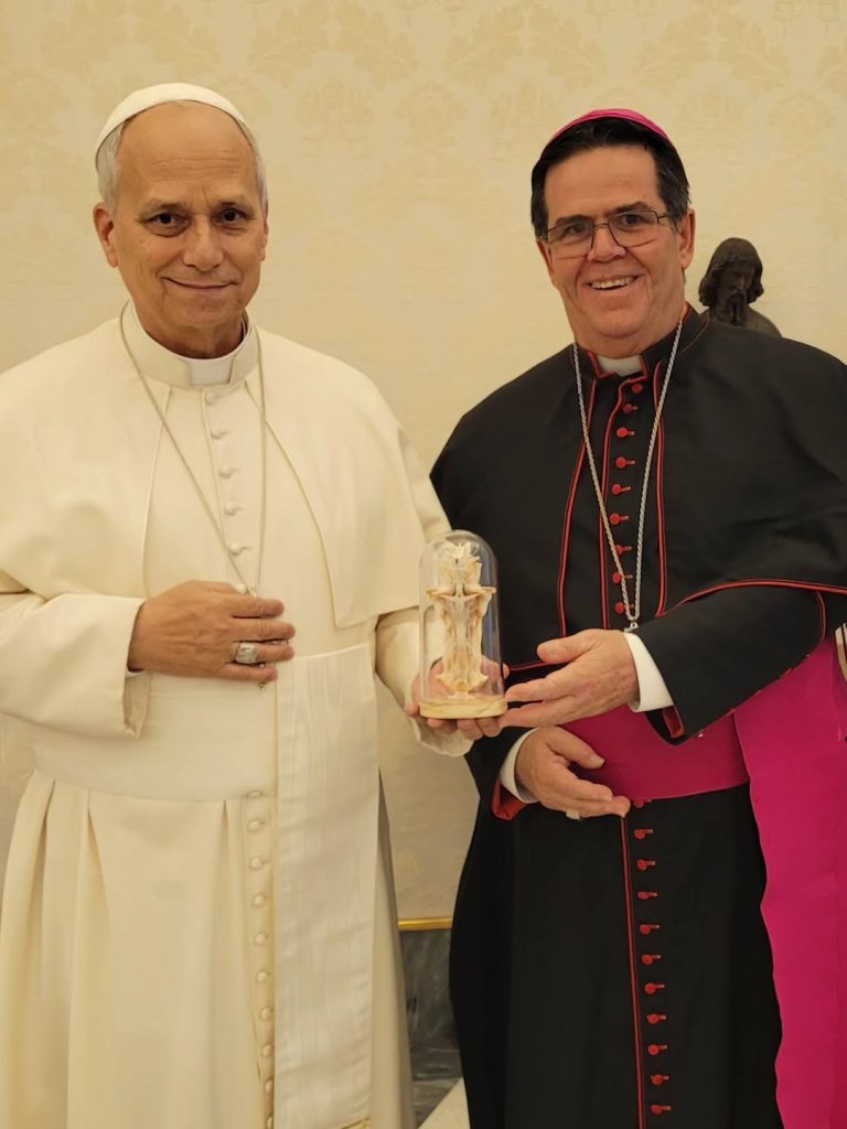 Arcebispo de Maceió presenteia Papa Leão XIV com esqueleto de peixe ...